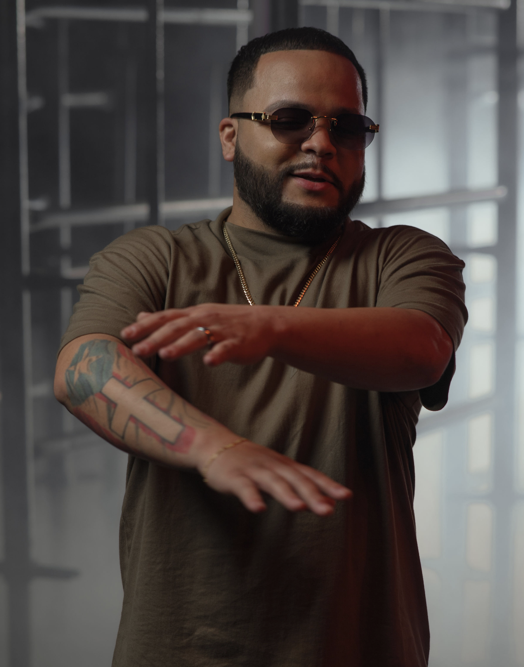 Chiqui presenta el remix de un tema para la codicia y el amor por el ...